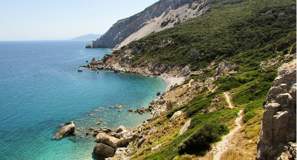Kastro Beach in the Shadow of Skiathos’ Medieval Town - ProtoThema English
