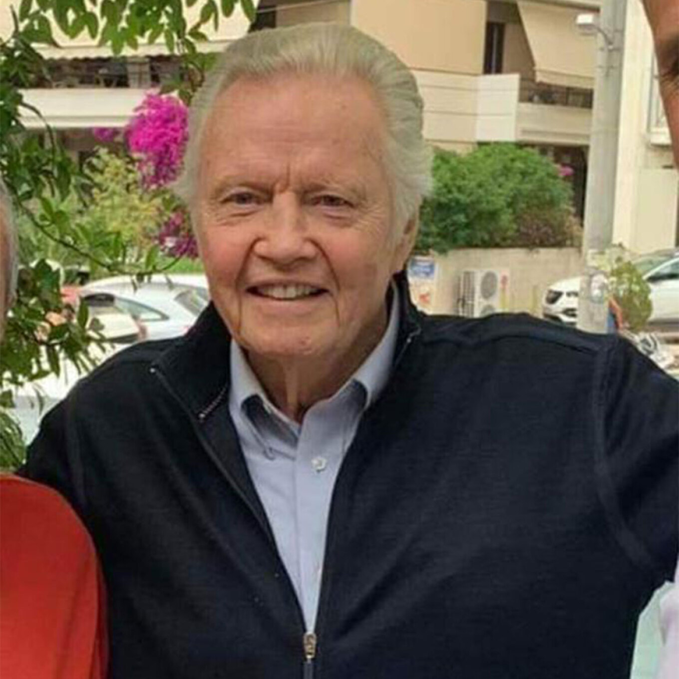 Angelina Jolie's father Jon Voight spotted in Athens eating souvlaki ...
