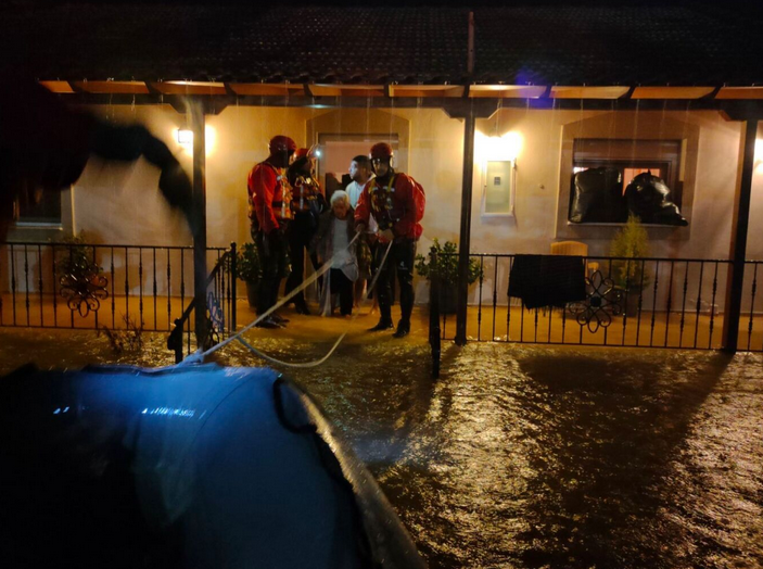 Bad Weather Daniel: The night rescue operations (photos) - ProtoThema ...