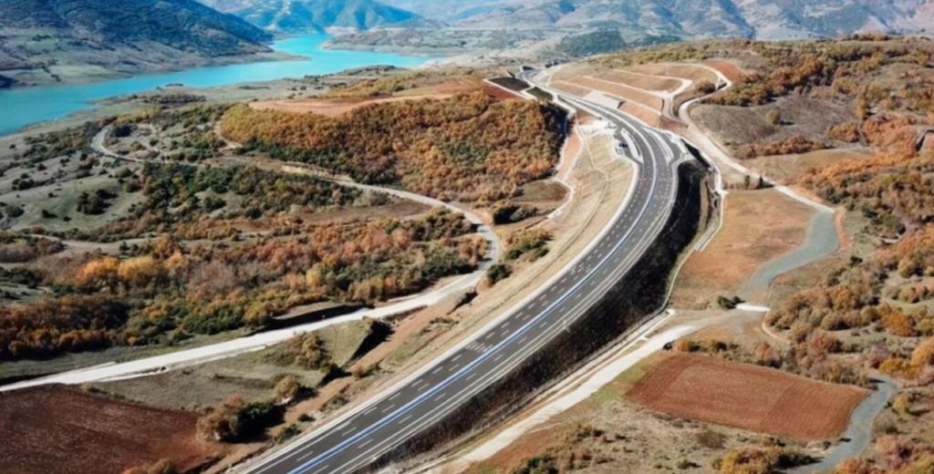 Greece: The new Aktio-Amvrakia road axis is now available to the public ...