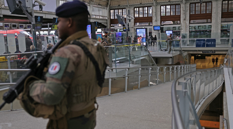 Paris: Attack with 3 injured at a central train station - One man ...