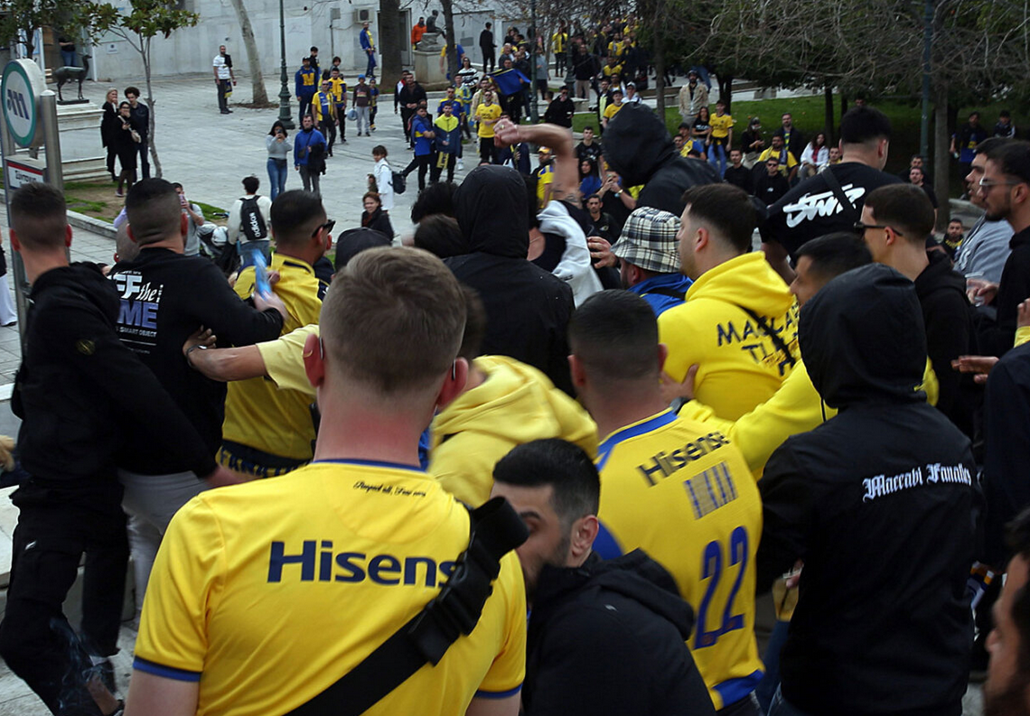 The moment Maccabi fans attack an Egyptian who threw a bottle at them ...