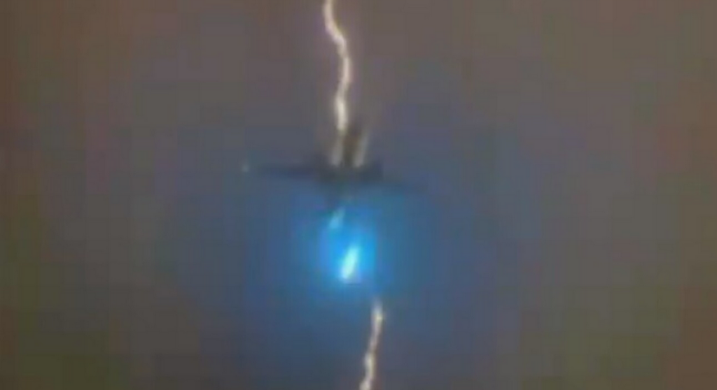 The shocking moment when lightning strikes an airplane in the air ...