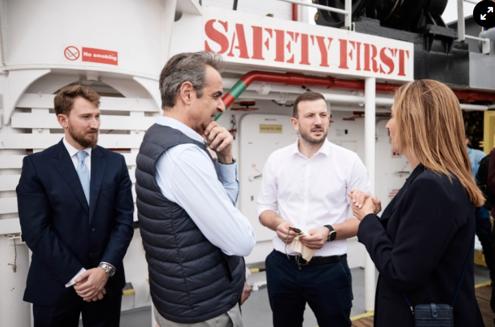 PM Mitsotakis: Visited the ship "Typhoon" in affiliation to the ...