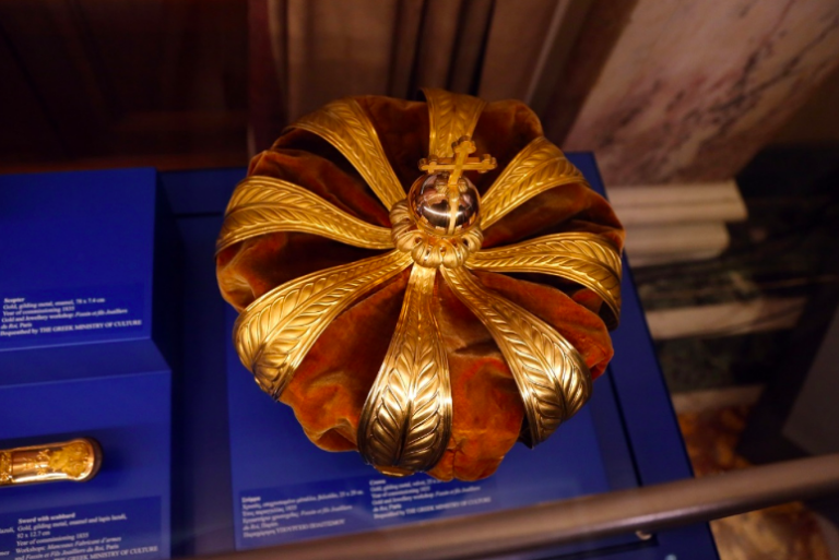Parliament: In the Tropaion Hall the royal emblems of Otto - See photos ...