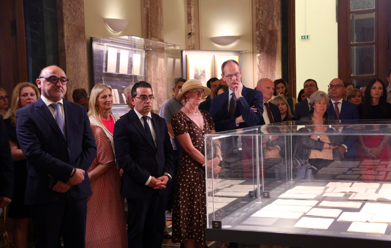 Parliament: In the Tropaion Hall the royal emblems of Otto - See photos ...