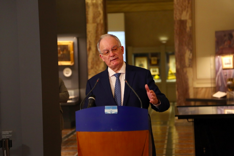 Parliament: In the Tropaion Hall the royal emblems of Otto - See photos ...