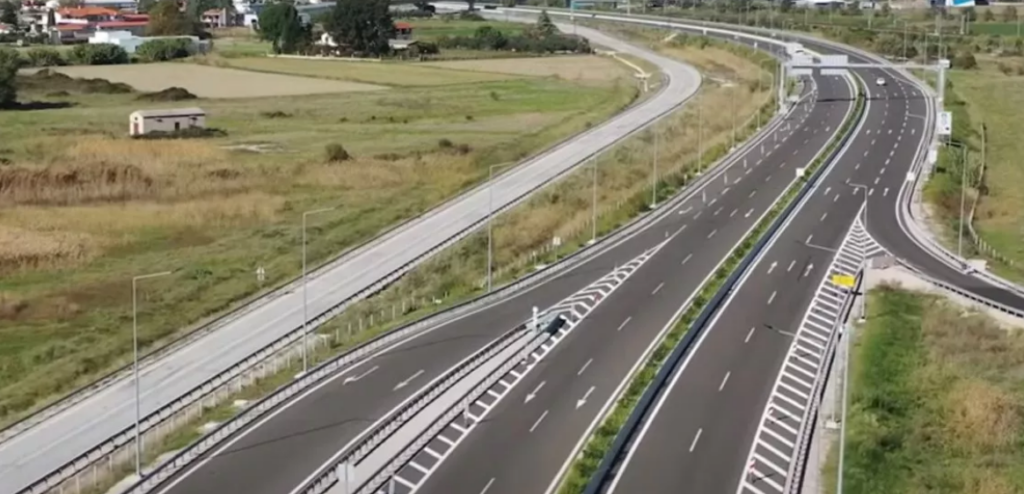 This is the new road that relieves the Athens-Thessaloniki highway ...