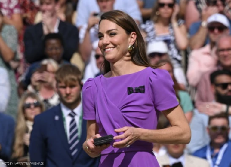 The moment Kate Middleton hands the trophy to Carlos Alcaraz ...