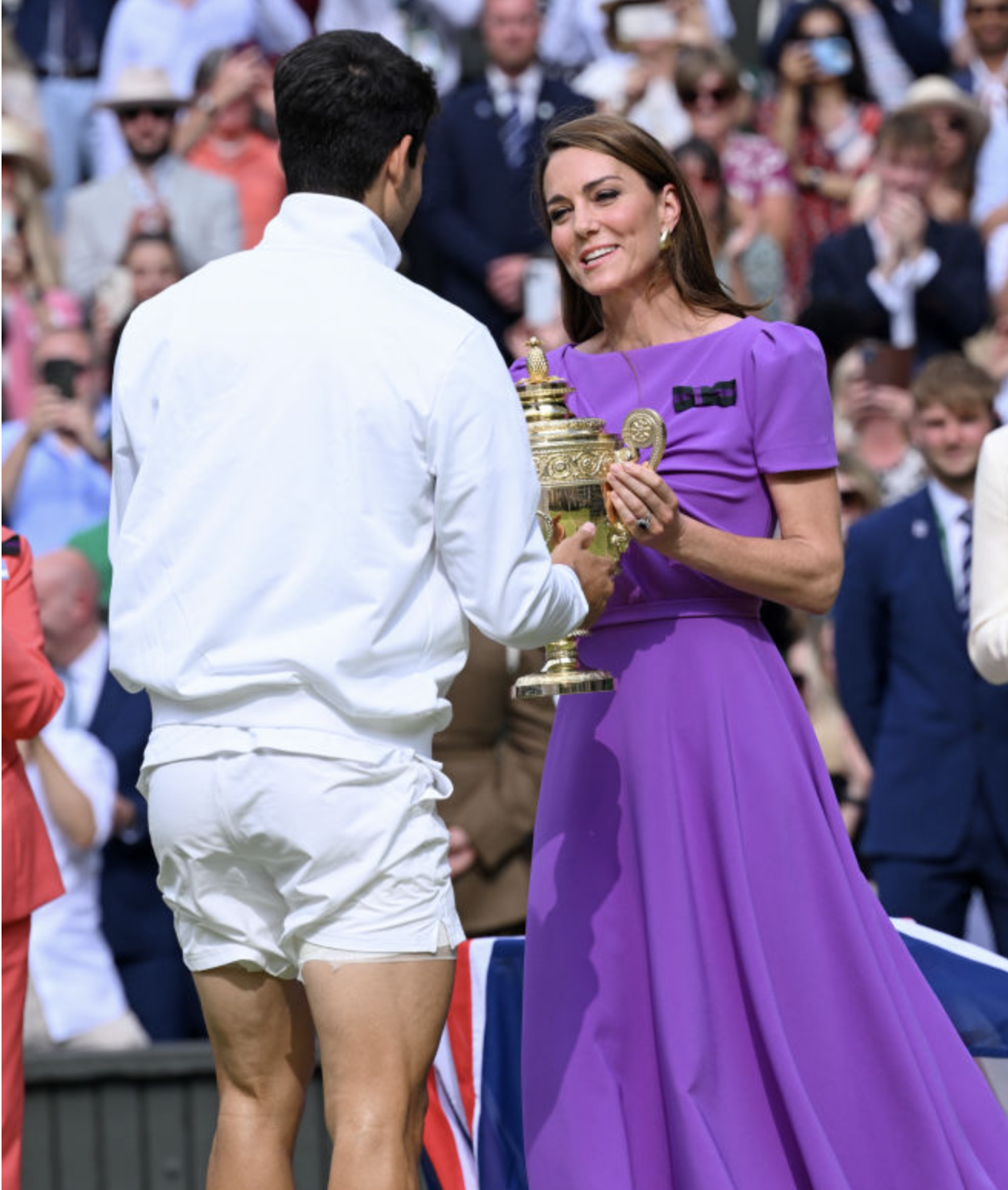 The moment Kate Middleton hands the trophy to Carlos Alcaraz ...