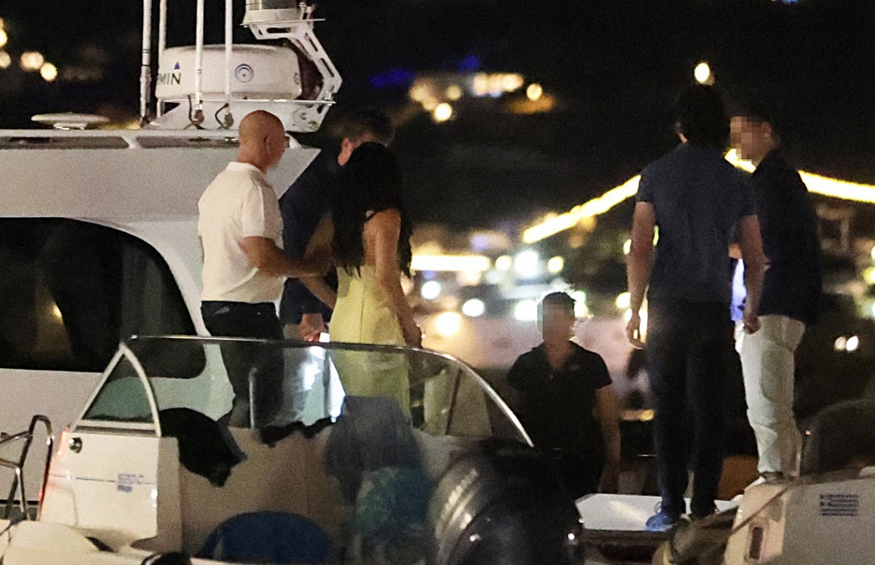 Jeff Bezos - Lauren Sanchez: Taking a stroll in Matogiannia (photos ...