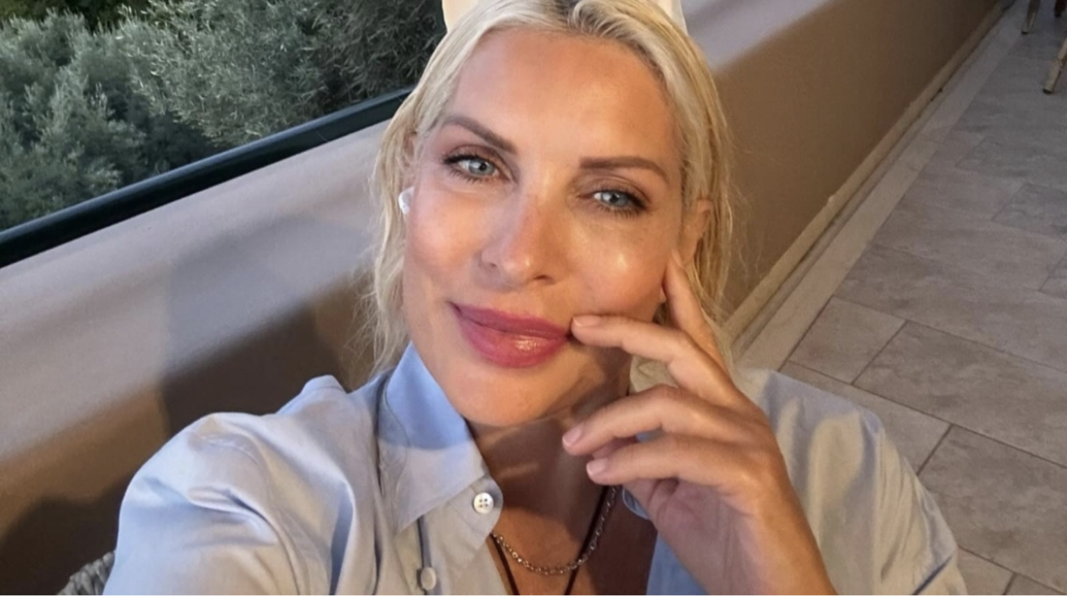 Eleni Menegaki: Smiling from her balcony - ProtoThema English