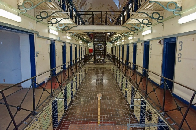 UK: Mistaken release of 37 inmates under plan to ease prison ...
