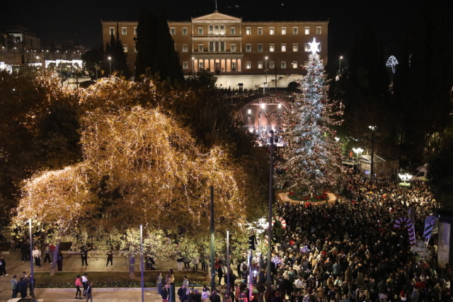 The Christmas tree was lit at Syntagma - See photos - ProtoThema English