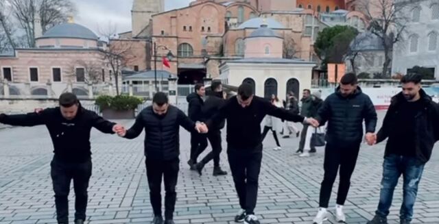 Cretans danced syrto outside Hagia Sophia - ProtoThema English