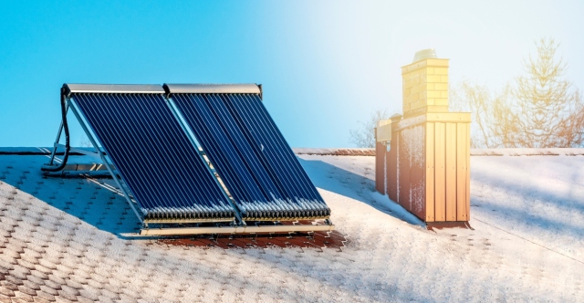 Solar water heater: IOBE explains the benefits for households and the ...