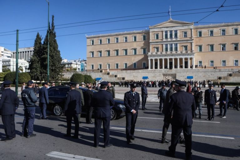 Kostas Simitis: The messages and the absences at the last farewell ...