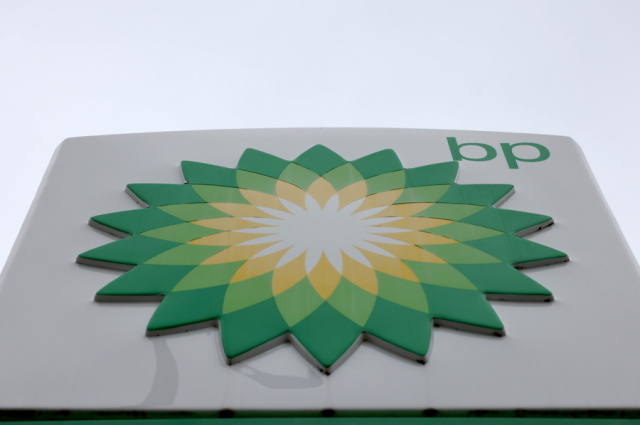 BP abandons its renewable energy plans and returns to fossil fuels ...
