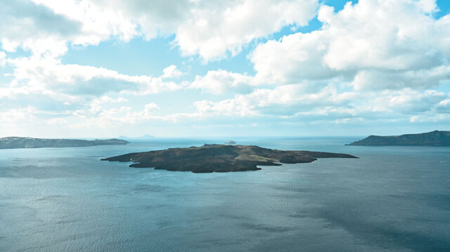 Santorini’s volcano awakens with a roar and rising magma - ProtoThema ...