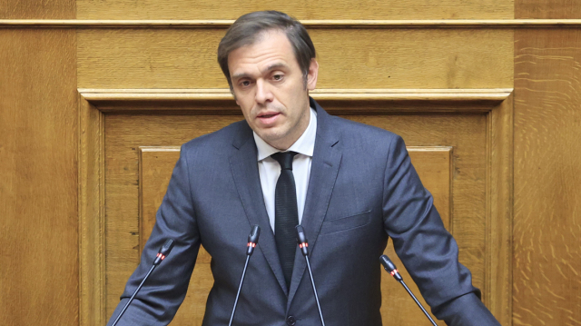 Incident in the Parliament with Dimitris Mantzos and a PASOK associate ...