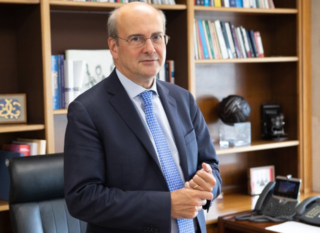 The new AI-powered English version of Proto Thema with the support of ...