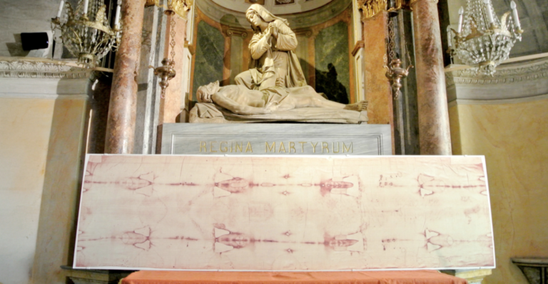 Holy Shroud: A digital replica to be displayed for veneration after ...