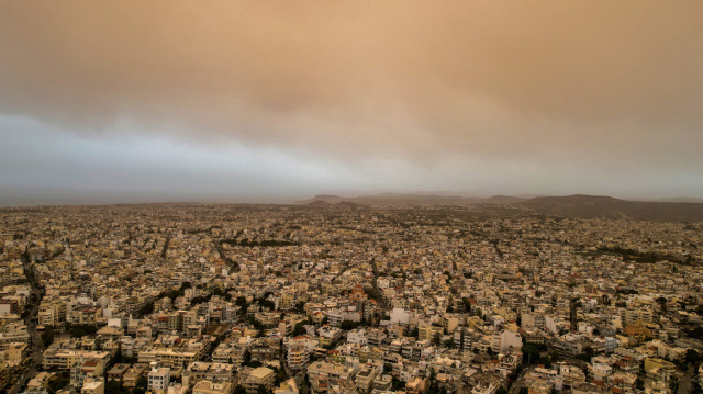 African dust "choked" Crete: orange sky and suffocating atmosphere in ...