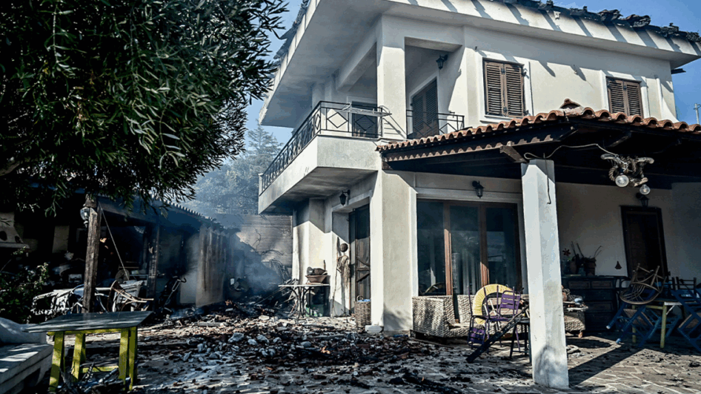 Battle to bring the large fire in Palaia Fokaia fully under control ...