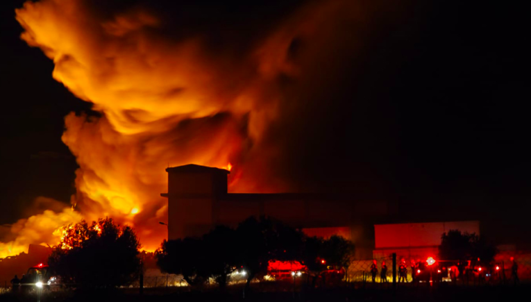 Factory fire breaks out in Megara: Thick smoke chokes the atmosphere ...