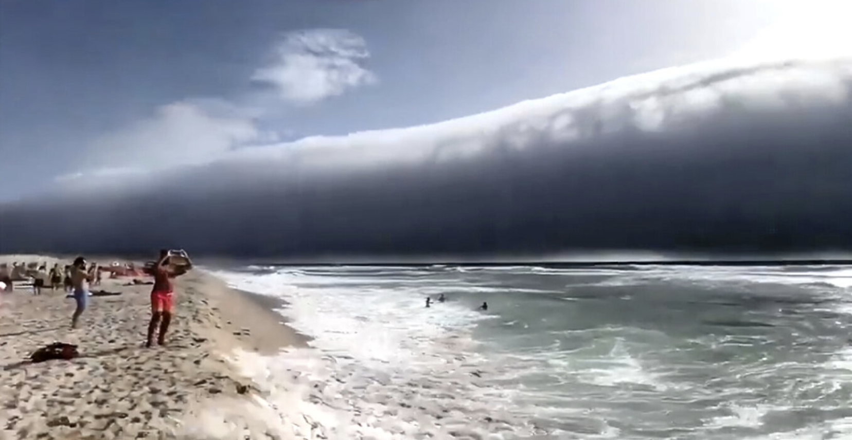 Viral 'Roll Cloud' stuns Portuguese beachgoers - ProtoThema English