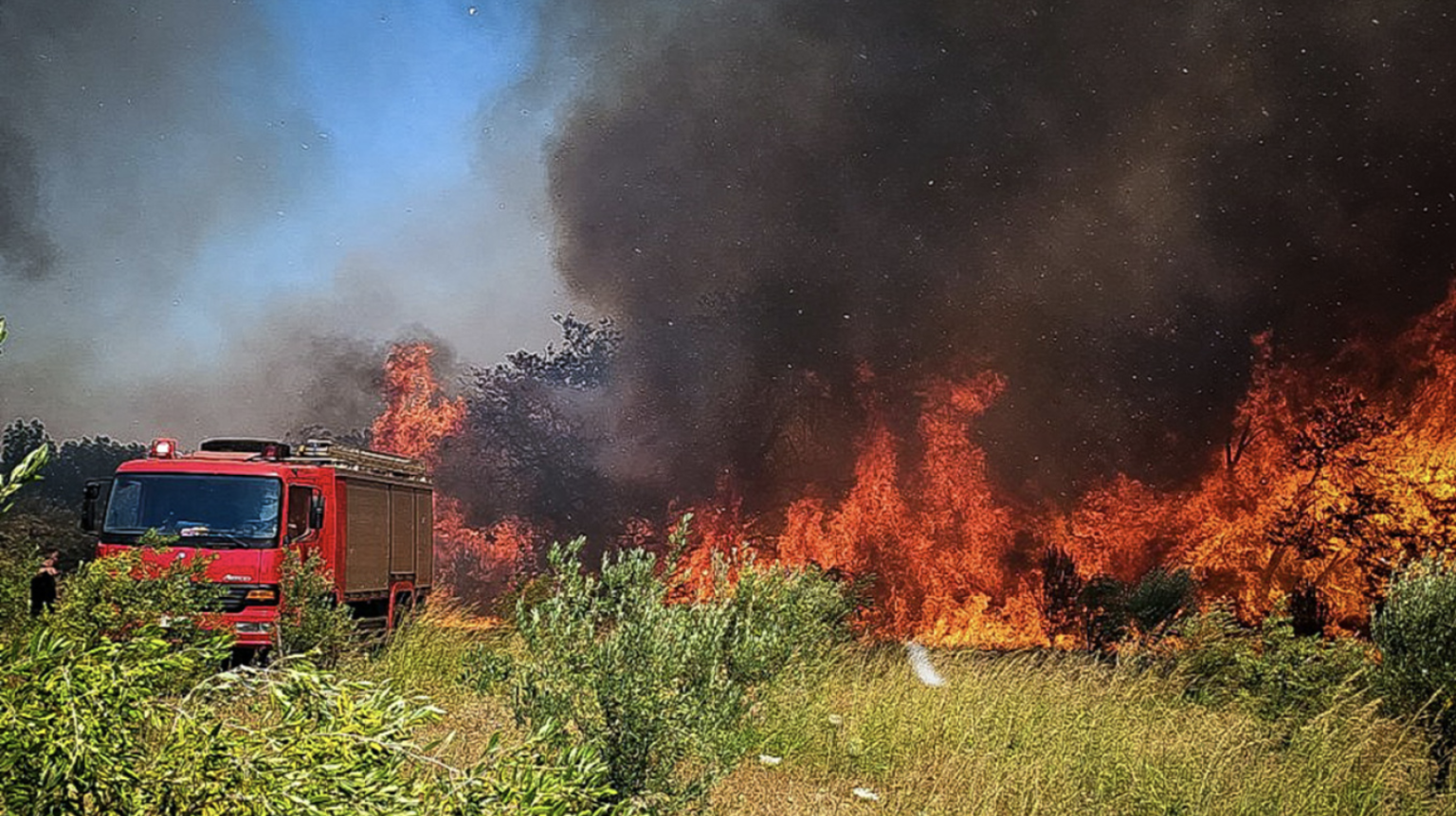 Fire near homes in Aliveri: Emergency alert issued for evacuation of ...