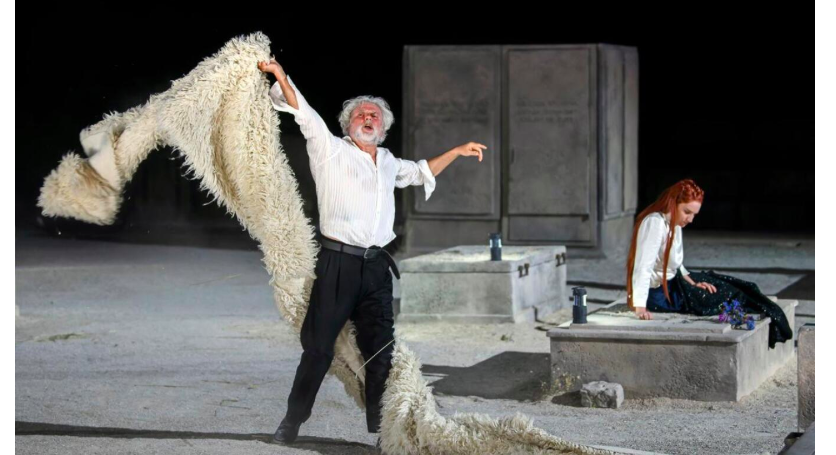 Oedipus' 'standing ovation,' five minutes of applause at the Ancient ...