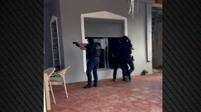 Aspropyrgos: Police raid homes through windows- They discovered guns ...