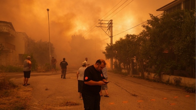 Battle with four fire fronts in Turkey - Thousands of firefighters on ...
