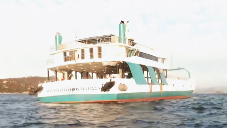 The ferry that ran aground on a reef in Styra remains stuck – Questions ...