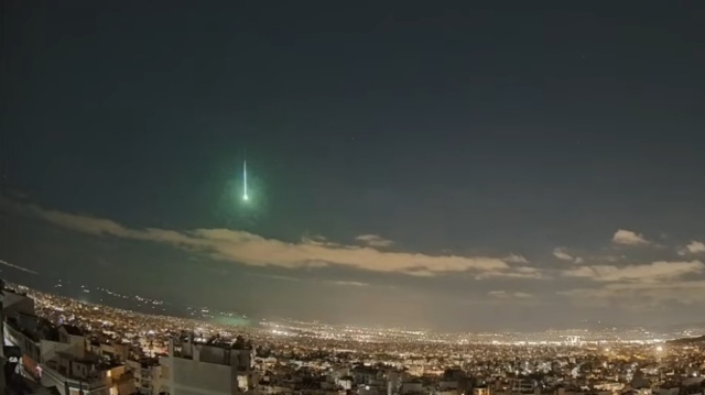 The moment the sky over Attica lights up with a meteor – What the ...