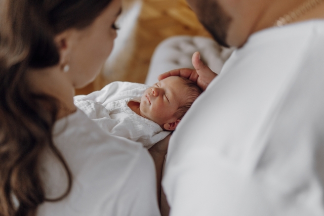 ELSTAT: 6% increase in adoptions in 2024, almost half of them to ...