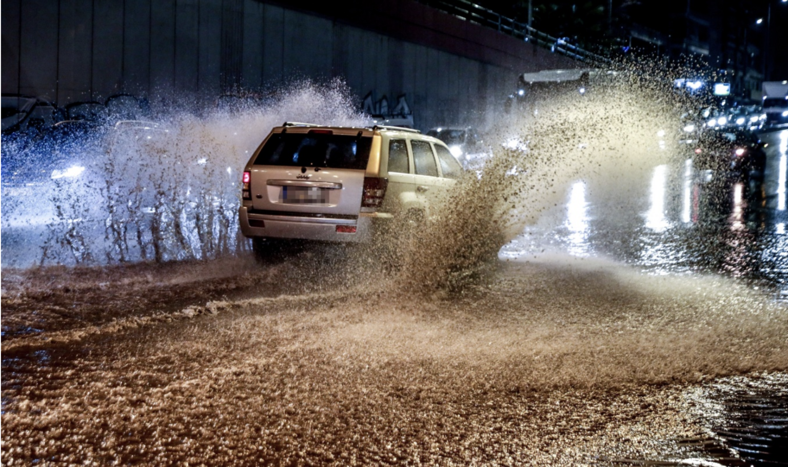 Severe storm “Byron” hits Attica: Floods in Mandra, 112 alert advising evacuation from basements ...