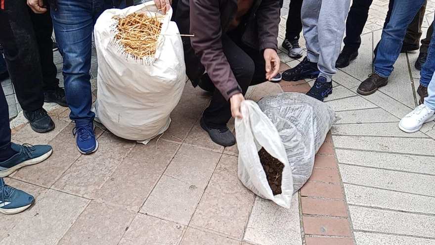 Agrinio: Farmers from the Angelokastro roadblock protest at ND MPs ...