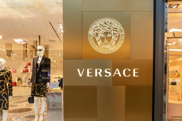 Prada completes the acquisition of Versace after months of negotiations ...