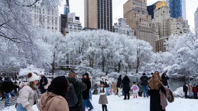 New York dressed in white: Video and photos of snowy Central Park ...