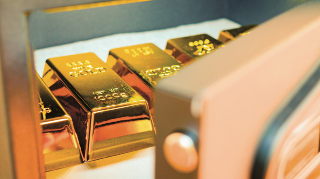 Gold soars to new record above $5,200 an ounce - ProtoThema English