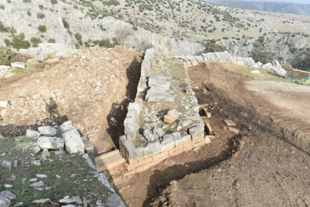 Ancient Pelinna - ProtoThema English