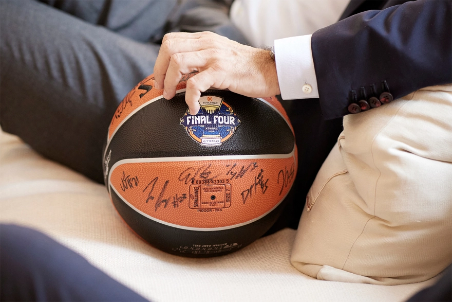 PM Mitsotakis welcomed Olympiacos, the European champions, to the ...